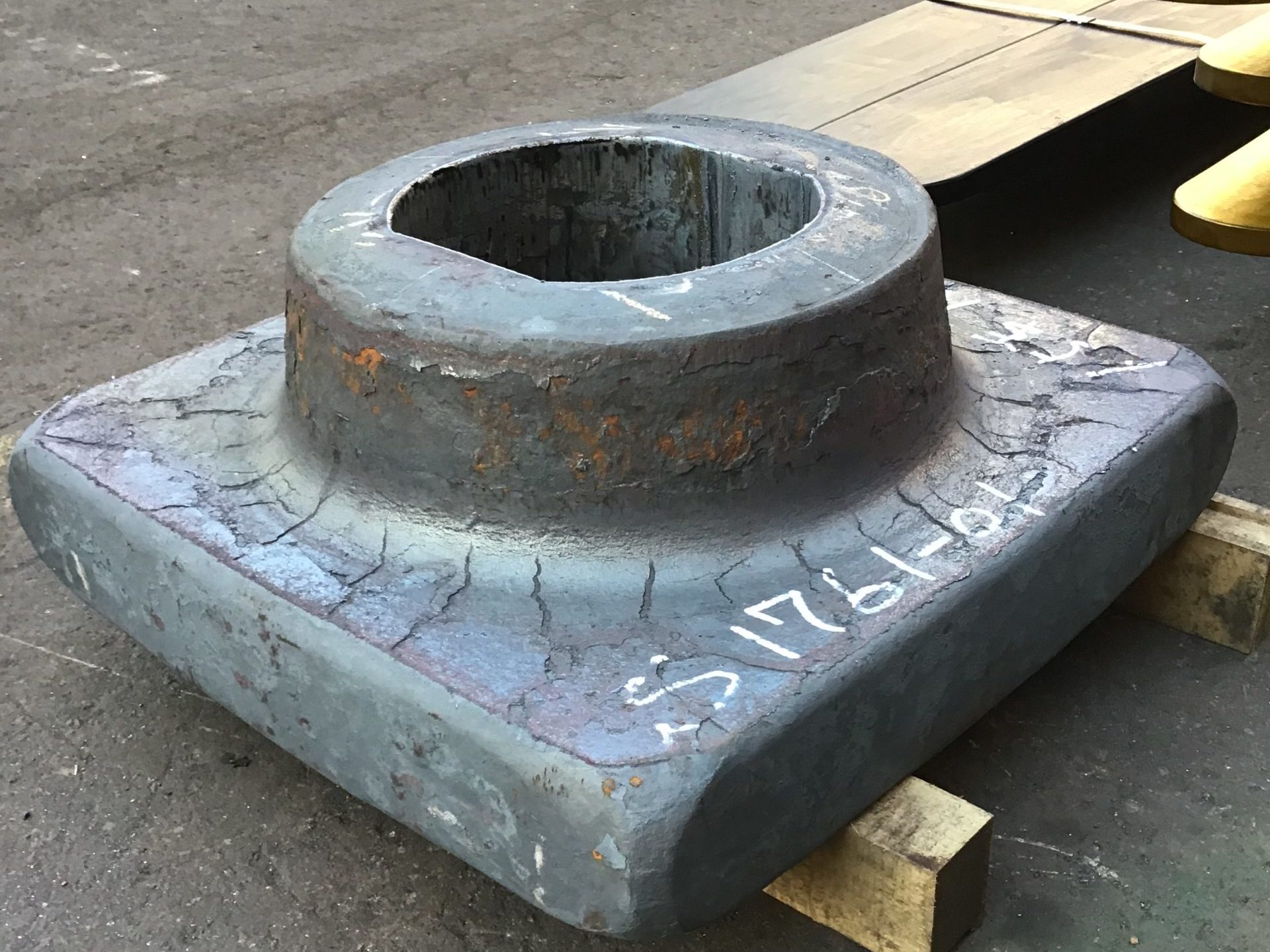 自由鍛造品事例 S25C 鍛造設備部品 590x100+φ380x115 内径φ220 鍛造→ガス切断 | 同和鍛造株式会社